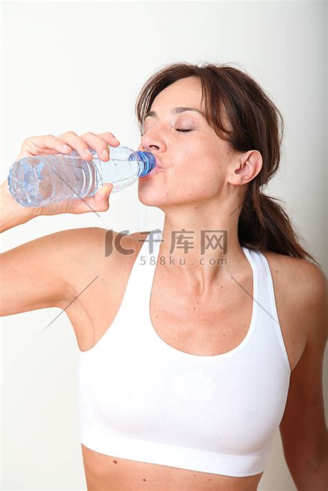 妇女运动后喝水的特写高清摄影大图 千库网