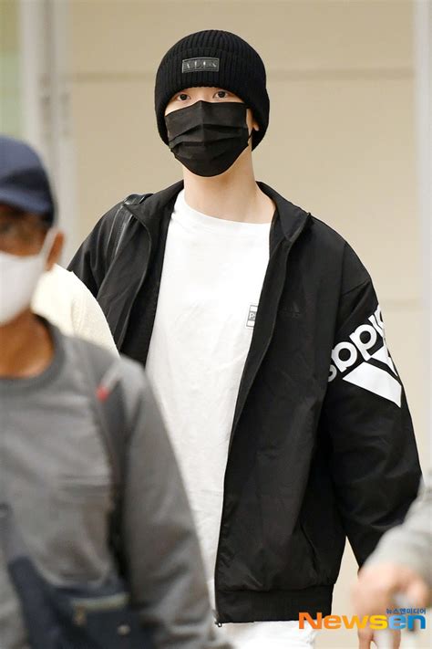 아스트로 윤산하 ‘눈만 빼꼼 포토엔hd 손에 잡히는 뉴스 눈에 보이는 뉴스 뉴스엔