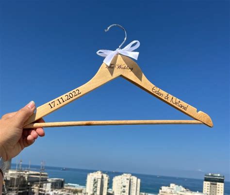 קולב עץ עם חריטה לחתונה קולב לחתונה