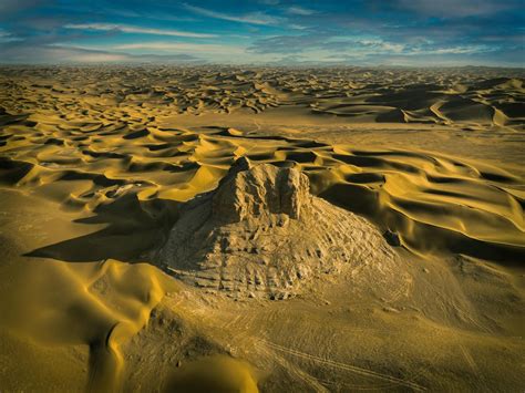 有关中國 乾旱 亞洲 偏远的沙漠 地勢 地質學 多雲的天空 大地色调 天性 孤立的 岩層 崎岖的地形 干旱气候 广大