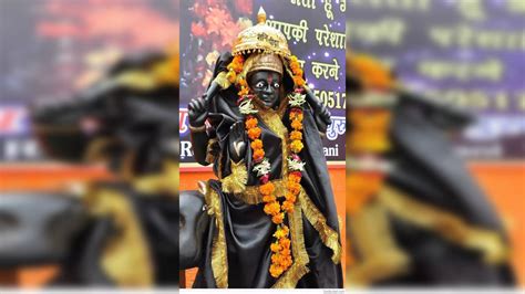 नववर्षात शनीदेव बनवणार शश राजयोग या राशीच्या व्यक्तींचं नशीब फळफळणार
