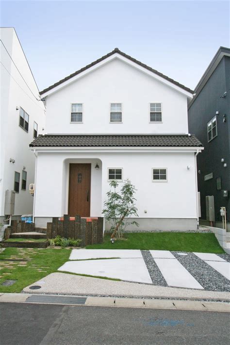 家 外観 エクステリア 切妻屋根 白い家 塗り壁 枕木 ナチュラルスタイル シンプル 注文住宅 ジャストの家 House Home