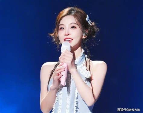 冯提莫又被无情对比，户外直播被路人偷拍，和直播间里判若两人 小u资讯站