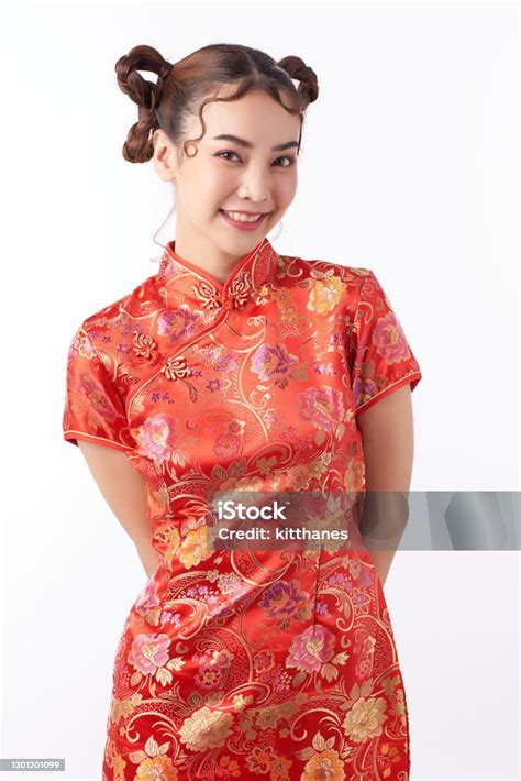 白い背景に伝統的なドレスを着たアジアの中国人女性中国の新年祭り チャイナ服のストックフォトや画像を多数ご用意 チャイナ服 ヤング