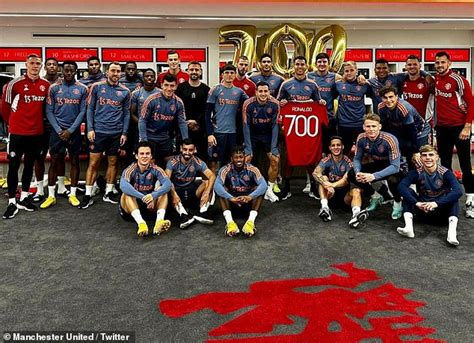 Cristiano Ronaldo Poses With The Entire Manchester United Squad To