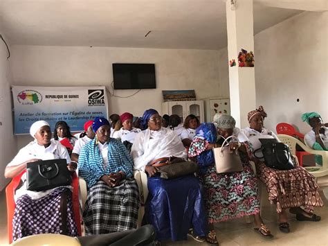 Kindia des organisations féminines à lécole de légalité de sexes de droits humains et de