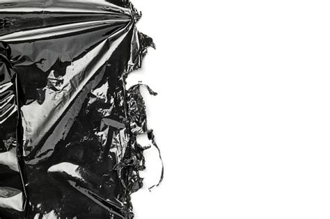 비닐 봉지 투명 한 다크 셀로판 텍스처를 감쌉 복사 공간이있는 흰색으로 분리 된 검은 빛나는 필름 패턴 창조적 인 구겨진 배경 0명에 대한 스톡 사진 및 기타 이미지