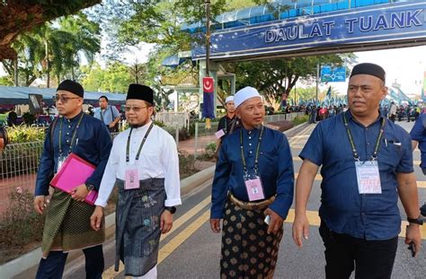 Perikatans Dr Mohd Mazri Arrives At Simpang Jeram Nomination Centre