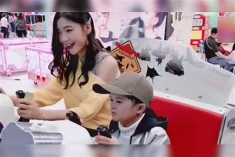 小马云游乐园开赛车漂亮保姆陪着羡慕人啊