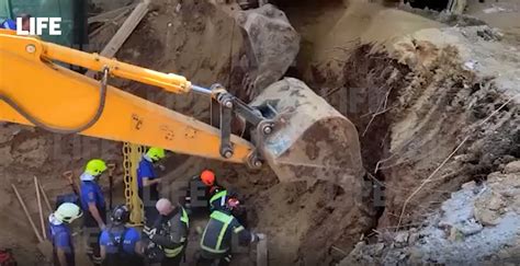 Двух рабочих погребло заживо при обвале грунта на стройке в Москве
