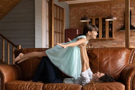 Maman Heureuse Et Fille Excit E En Robe De Princesse Jouant En Avion Image Stock Image Du