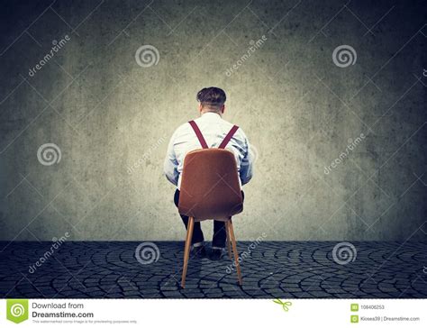 Homem Que Olha Fixamente Na Parede Vazia Imagem De Stock Imagem De