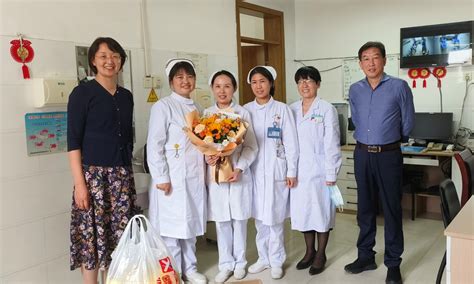 河南师范大学爱心赠天使，情暖护士节 ——校医院领导班子慰问全院护士