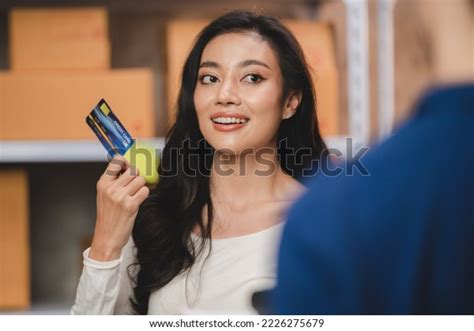 카드결제 컨셉의 신용카드 및 무선 Pos단말기는 스톡 사진 2226275679 Shutterstock