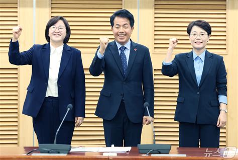 진보당 당선자 총회서 기념촬영하는 정혜경·윤종오·전종덕 뉴스1