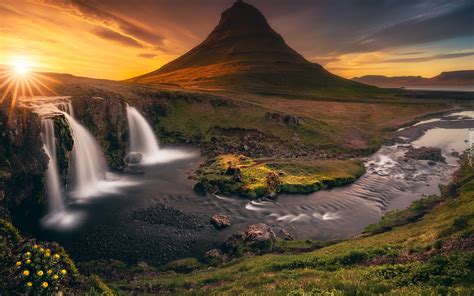 Góra Kirkjufell i wodospad Kirkjufellsfoss o zachodzie słońca w Islandii