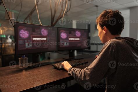 Hembra Hacker Agrietamiento Contraseña Y Rotura Servidor Cifrado Consiguiendo Acceso A