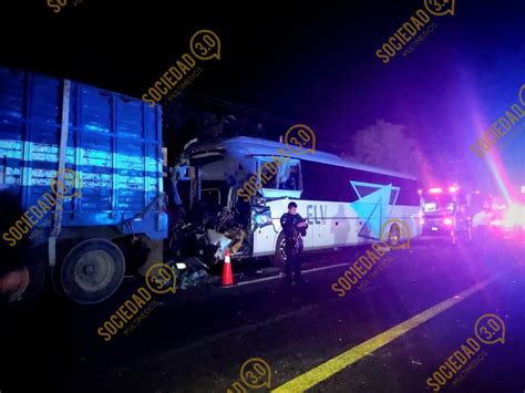 Accidente En Carretera Federal 140 Deja Un Conductor Prensado Y Varios