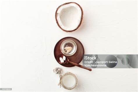 코코넛 화장품 배경입니다 흰색 나무 배경에 코코 오일과 우유 무료 복사 공간 모형 머리와 얼굴 관리를위한 수제 천연 화장품 0명에 대한 스톡 사진 및 기타 이미지 Istock