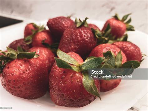 식탁에 수분이 많은 맛의 잘 익은 딸기 아름답고 맛있는 달콤한 베리 0명에 대한 스톡 사진 및 기타 이미지 0명 가까운 건강한 생활방식 Istock