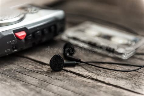 Leitor De Cassetes Do Walkman Do Vintage Com Earbuds E Gaveta De Fita