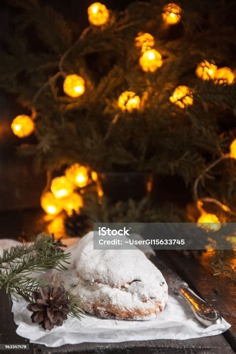 드레스덴 Stollen 밝은 니트 배경에 건포도와 전통적인 독일 케이크입니다 Christmasvintage 스타일에 대 한