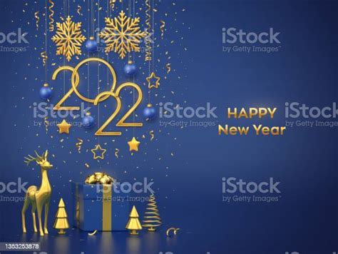 해피 뉴 2022 년 눈송이 별 푸른 배경에 공황금 금속 번호 2022 매달려 선물 상자 금 사슴과 금속 소나무 또는 전나무