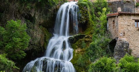 Orbaneja Del Castillo Qué Hacer En El Pueblo Dividido Por Una Cascada