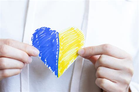 우크라이나 국기 색상으로 칠해진 심장을 들고있는 여성 손 개념에 대한 스톡 사진 및 기타 이미지 개념 공격성 기 Istock