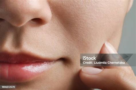 밝은 회색 배경에 건강한 피부를 가진 여자의 클로즈업 보기 여자에 대한 스톡 사진 및 기타 이미지 여자 클로즈업 피부 Istock