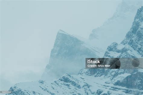 인도 히마찰프라데시의 라홀 스피티에서 눈보라가 몰아친 후 히말라야 산을 덮은 눈의 클로즈업 샷 겨울철에는 눈으로 덮인 산 자연