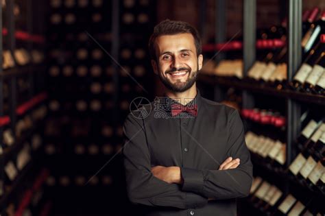 穿着黑衬衫的侍酒师高清图片下载 正版图片600389727 摄图网