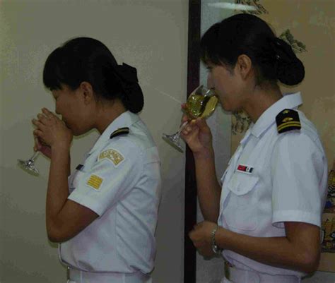 图文：背脸侧面喝酒的韩国女军人新浪军事新浪网