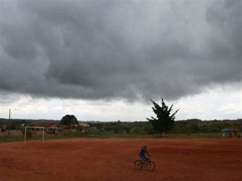 Chuva E Ventos Fortes Causam Queda De Energia E Derrubam árvores Na