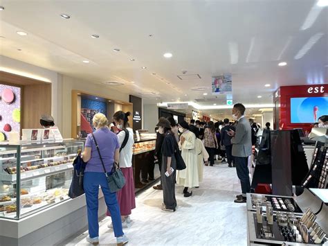 化粧品と和洋菓子を展開する小田急百貨店新宿店地下1階フロア 新宿経済新聞