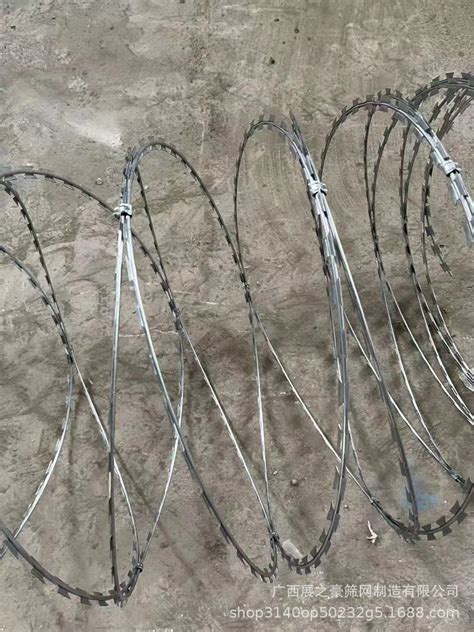厂家供应镀锌刀片刺绳高铁刺网不锈钢刀片滚笼边境安全隔离网 阿里巴巴