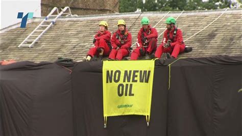 Црна прекривка врз куќата на британскиот премиер од активисти на „Гринпис“ Youtube