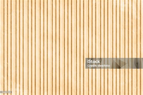밝은 갈색 또는 베이지 색의 빈 수평 벡터 배경은 전체적으로 수직의 좁은 평행 줄무늬 패턴이있는 질감이있는 골판지 시트와 같습니다 질감에 대한 스톡 벡터 아트 및 기타