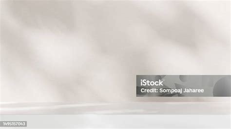 크림색의 흰색 콘크리트 벽 배경 야외 흰색 대리석 바닥 자연광 나무에서 떨어지는 그림자 공간 배치 제품 화장품 스킨케어 뷰티 트리트먼트 제품 3d 렌더링 3차원 형태에 대한