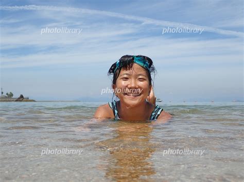 海水浴を楽しむ女の子（青空） 写真素材 6106856 フォトライブラリー Photolibrary