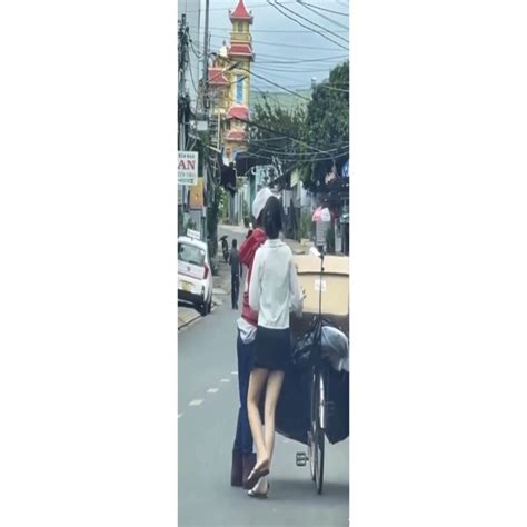 ဘူးခွံတွေအပြည့်ပါတဲ့ စက်ဘီးနဲ့ မိခင်ဖြစ်သူ ပြန်လာတာကို မြင်ပြီး မိခင်ကို တွန်းကူရန် မတွန့်ဆုတ