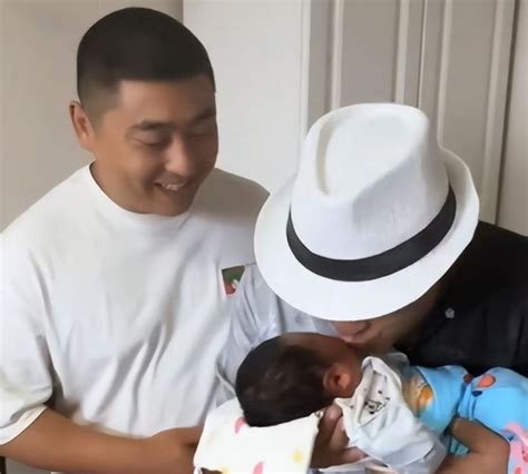 “赵四”喜当爷！52岁抱孙子激动落泪，现场送儿媳妇10万答谢红包 知乎
