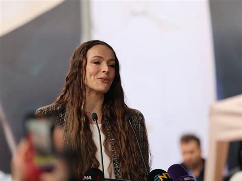 Eda Erdemin merakla beklenen heykeli açıldı Sosyal medyada tartışma