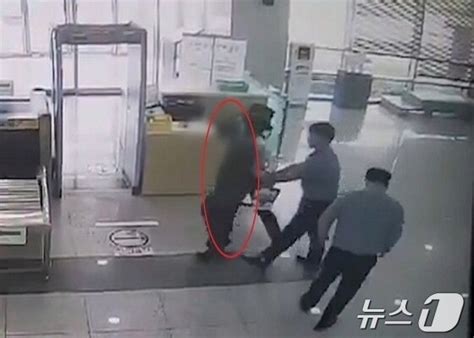 법원 사회복무요원에 등유 뿌리고 불 붙이려한 40대 기소 뉴스1