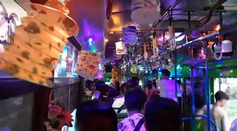 မီးပုံးများဖြင့် အလှဆင်ထားသည့် Ybs ဘတ်စ်ကား