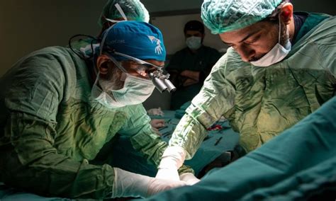 فريق طبي كويتي يجري عمليات جراحية لمصابين في زلزال تركيا الخليج الجديد