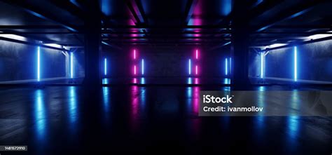 네온 퍼플 블루 형광 무대 쇼룸 장면 콘크리트 바닥 격납고 지하 주차장 활기찬 우주선 공상 과학 미래 쇼케이스 클럽 쇼 어두운 사이버 가상 3d 렌더링 0명에 대한 스톡