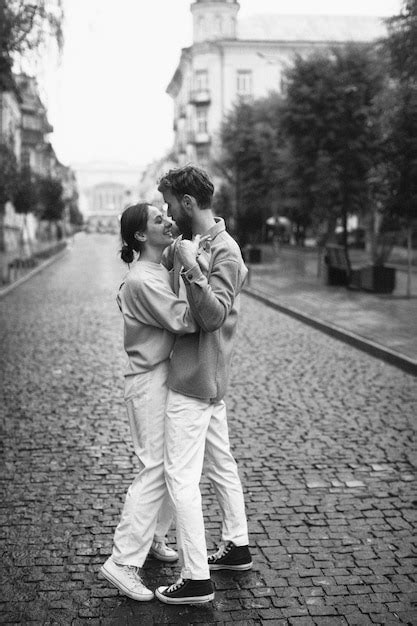 Vista Lateral Pareja Bailando Al Aire Libre Foto Premium