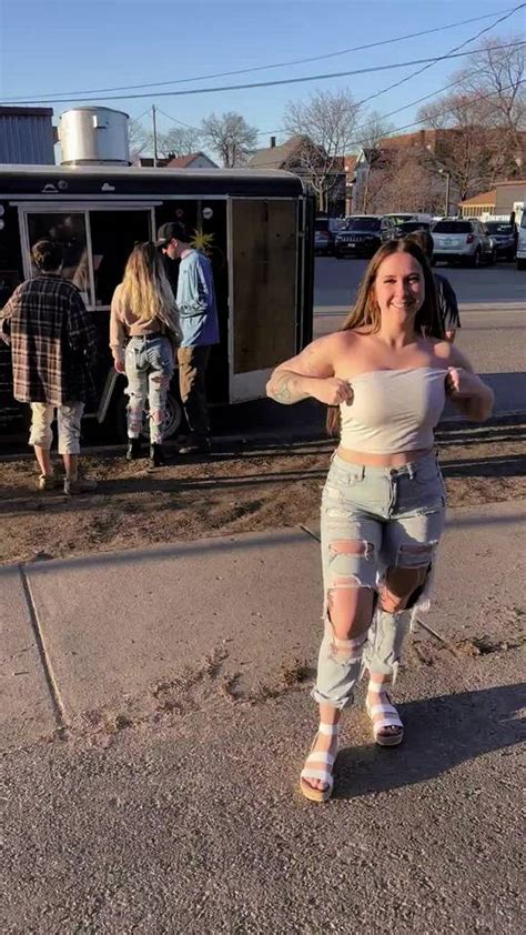 I Love Flashing My Titties Scrolller