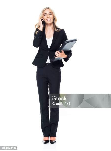 카메라정면1인전체 길이 2029세 성인 아름다운 백인 여성젊은 여성 비즈니스 맨사업가 서 있는 양복을 입고 말하는미소행복쾌활 하 고 스마트폰을 사용 하 여 20 24세에